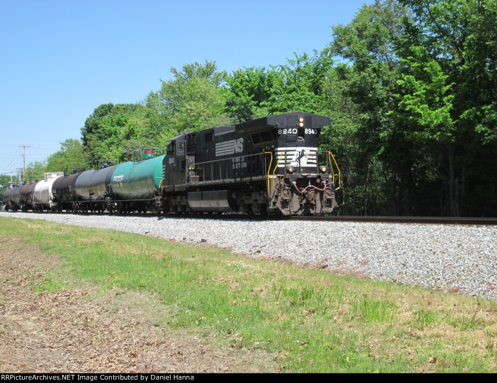 NS 8940 leads a 7 car train